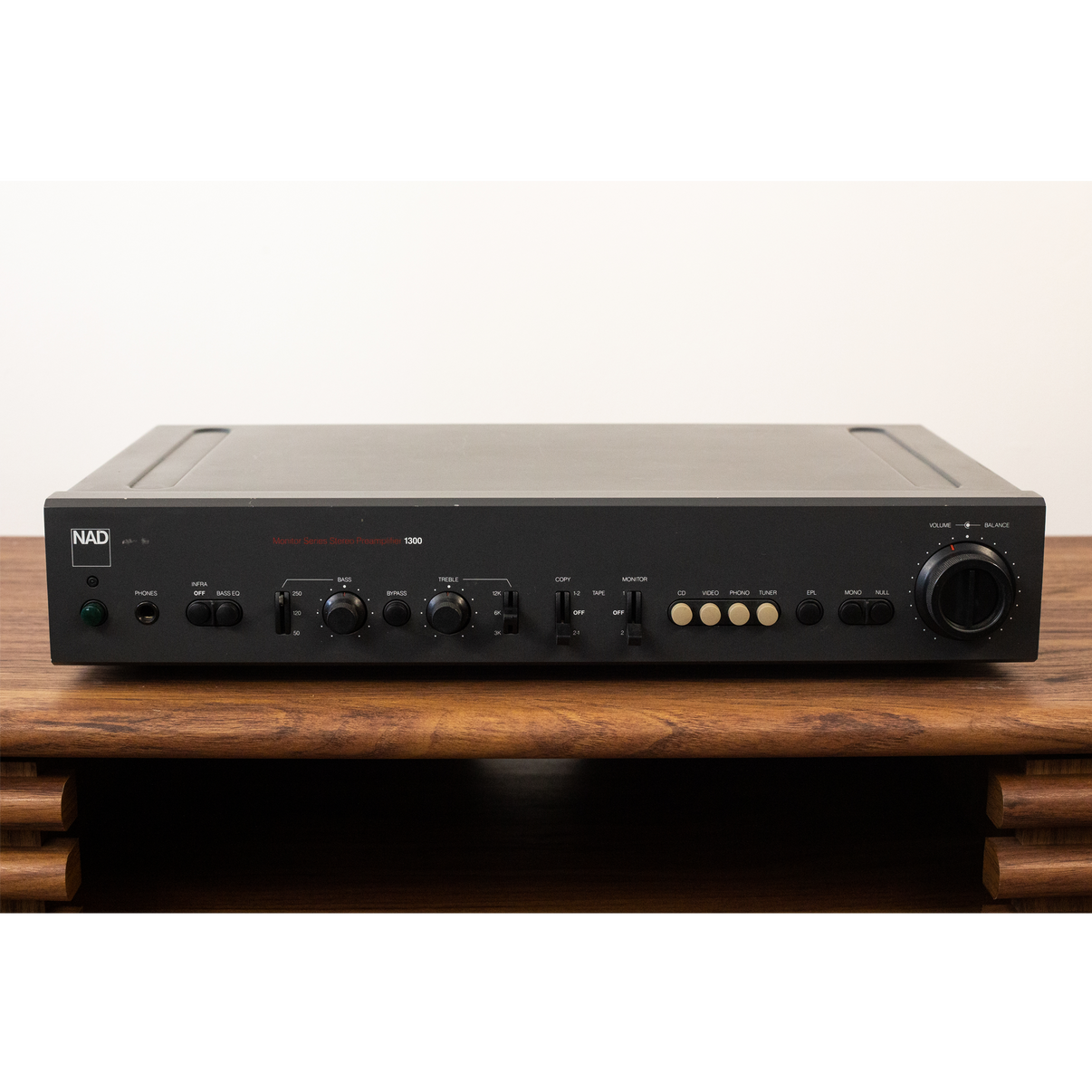 NAD Monitor Series Preamplifier 1300 (SOLD) – Audiophonie